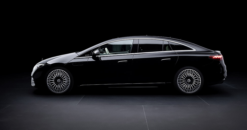 StriveME - سيارة EQS أصبحت تتزيّن الآن بشعار نجمة مرسيدس-بنز منتصبة على مقدمتها ومدى قيادة أكبر